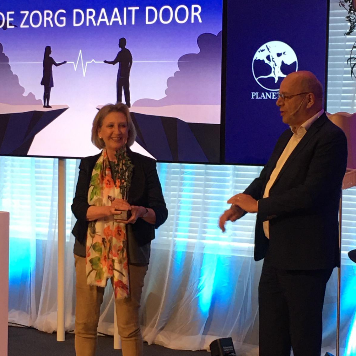 Machteld Huber ontvangt Mensgerichte Zorg Persoons-Award van Planetree ...